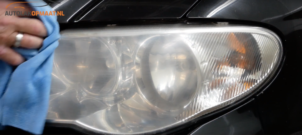 Zo polijst je eenvoudig je koplampen! - Autolakopmaat.nl